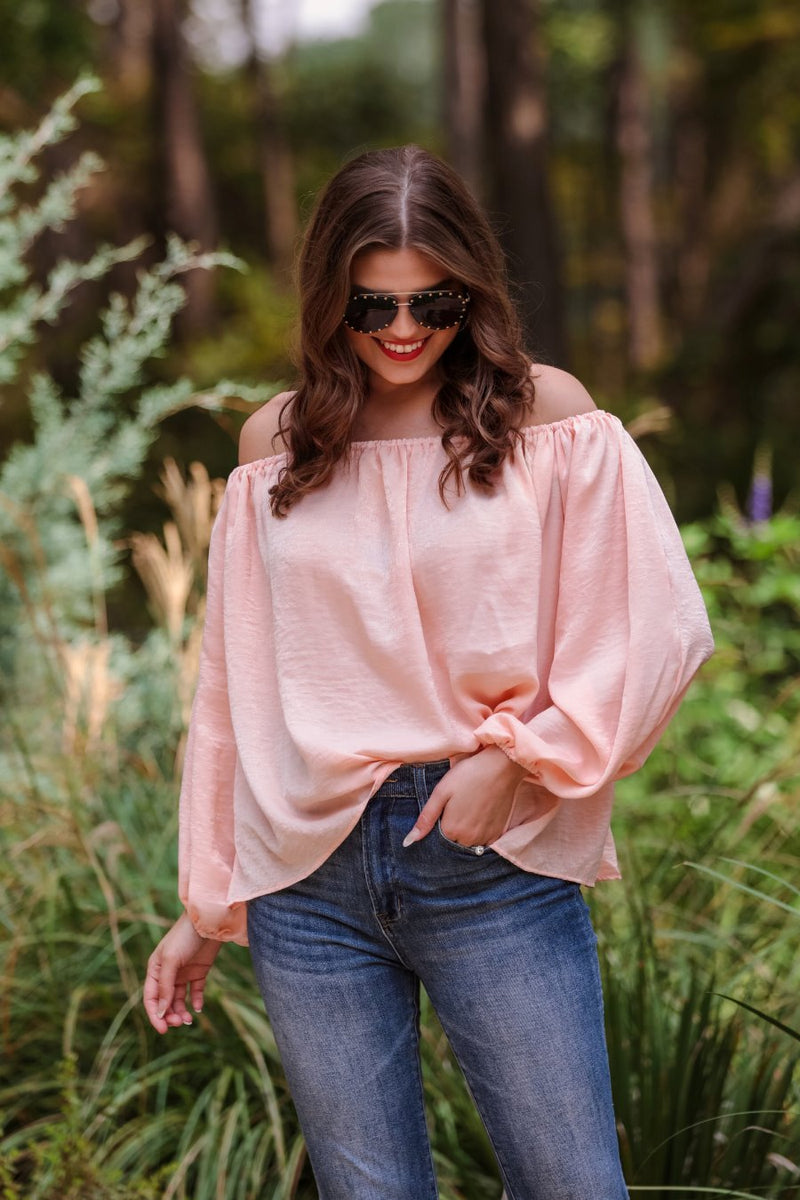 Chasing Fame Top de satén con hombros descubiertos | Jess Lea Boutique